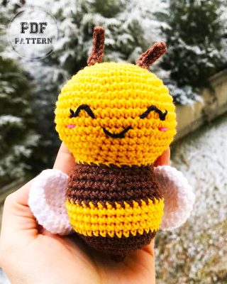 Crochet Bee Keychain Free Amigurumi Pattern